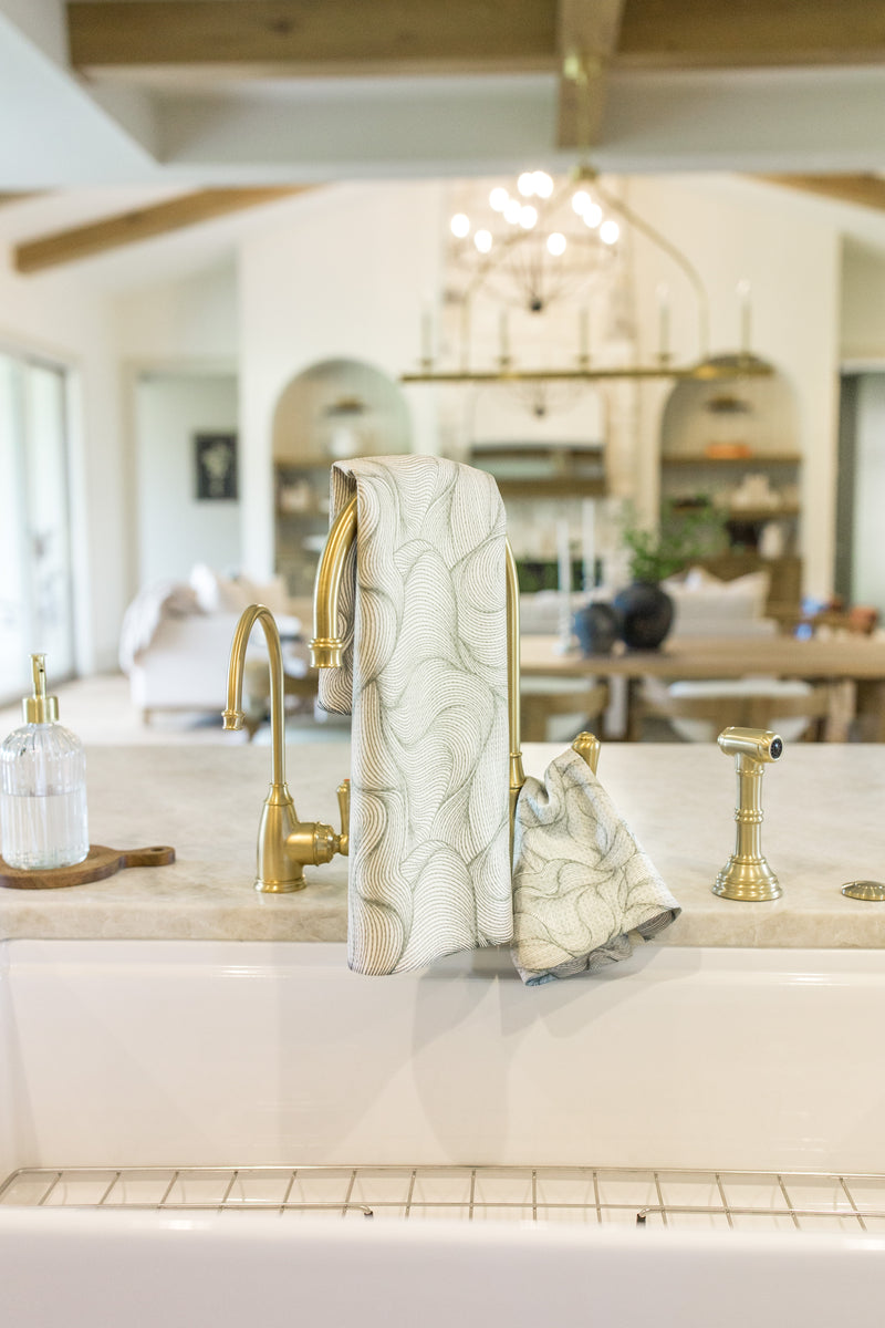 Flowy Green Lines Hand Towel – UNRAKD